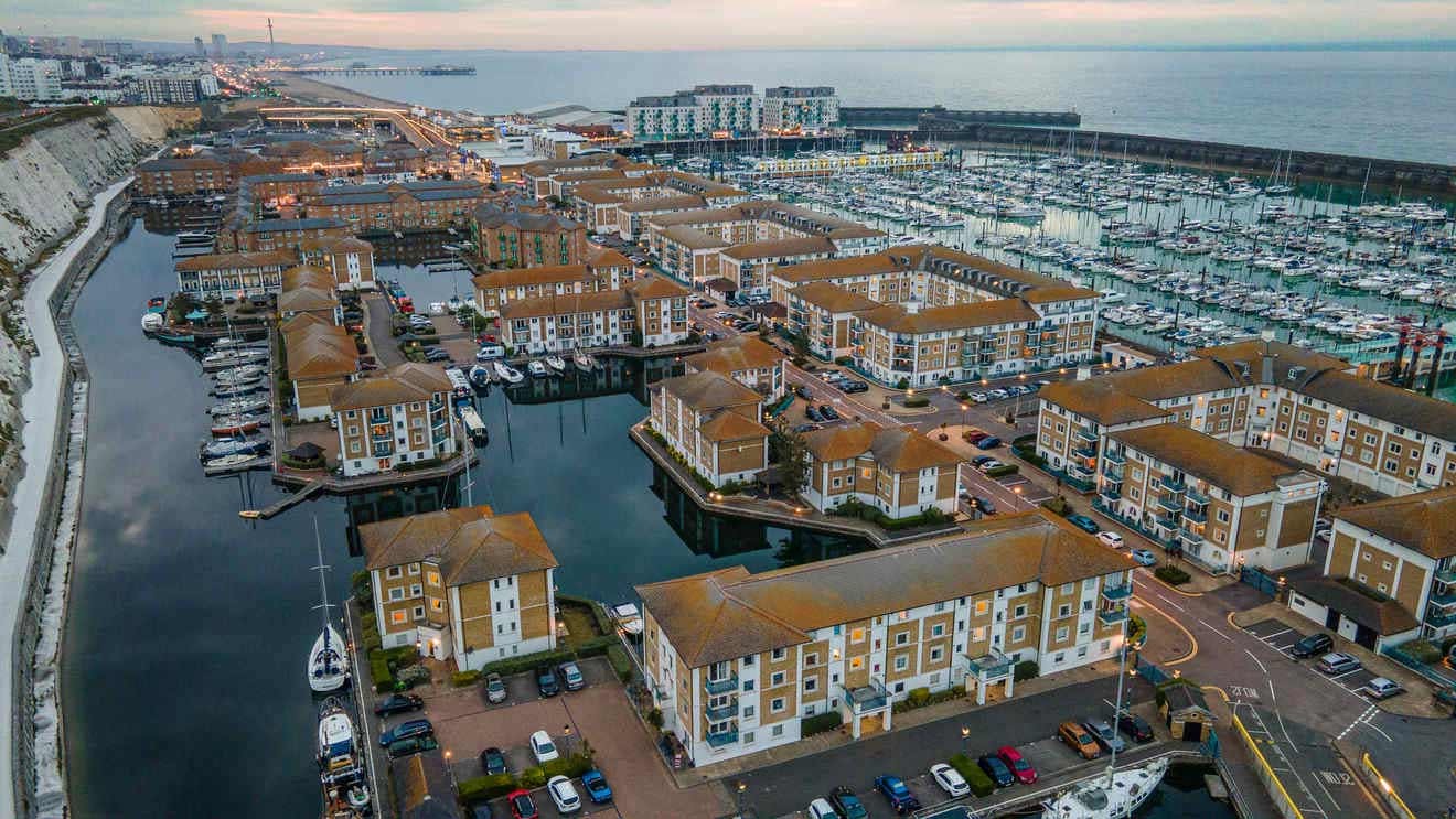 4 Areas Where to Stay in Brighton→ with Prices!