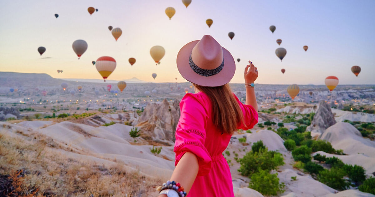 23 Best Instagram Travel Photo Poses to Try on Holiday!